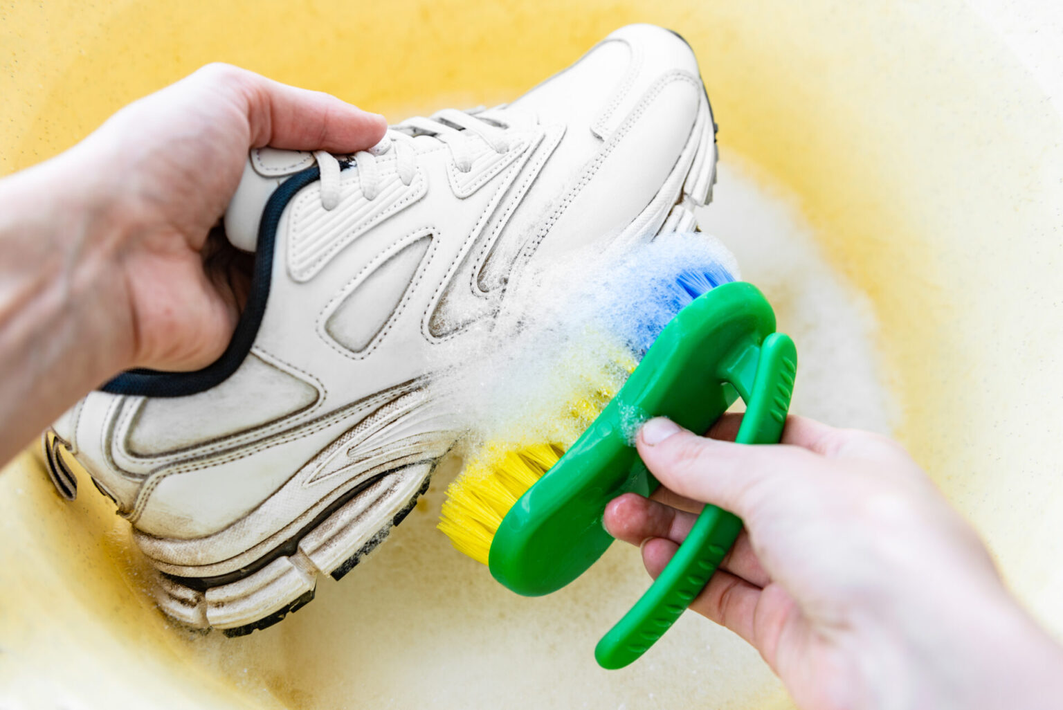 防水スプレーで靴を守ろう！使い方・靴の種類別のポイントや注意点を解説 | MiTANi jam